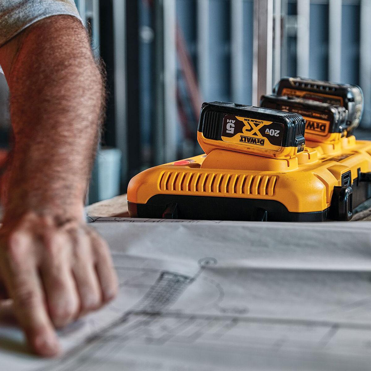 DeWalt Multiport Fast Charger DCB104